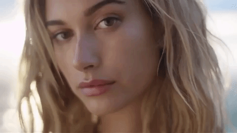 Hailey Bieber ha raccontato la sua battaglia contro l'ansia: "Piangevo ...